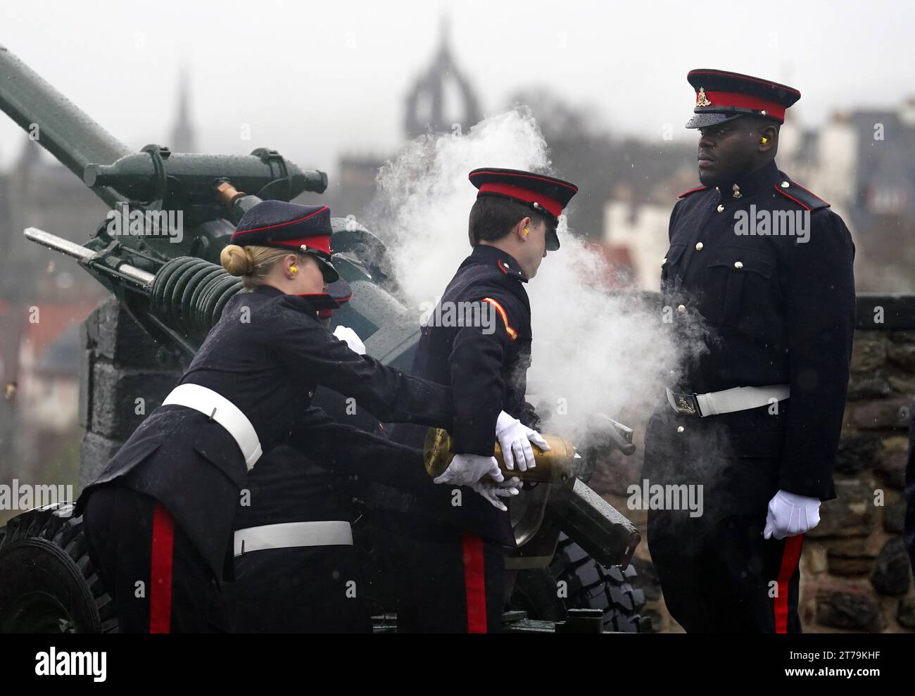16 Regiment Royal Artillery fire a 21 Gun salute at Edinburgh Castle to ...