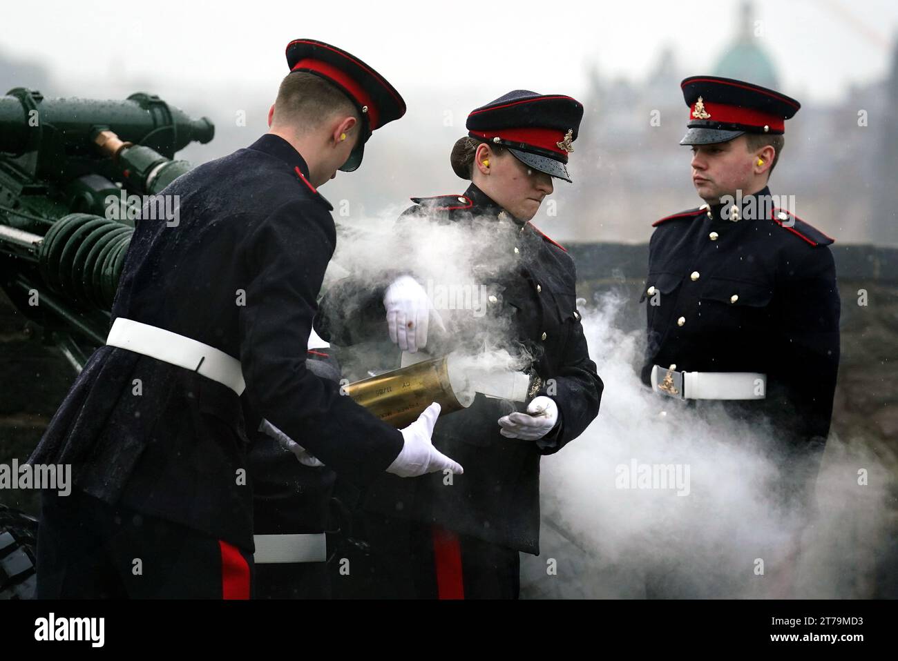 16 Regiment Royal Artillery fire a 21 Gun salute at Edinburgh Castle to ...