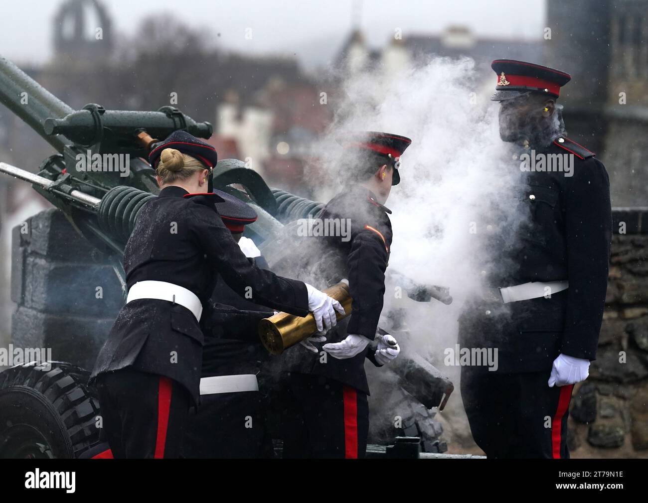 16 Regiment Royal Artillery fire a 21 Gun salute at Edinburgh Castle to ...