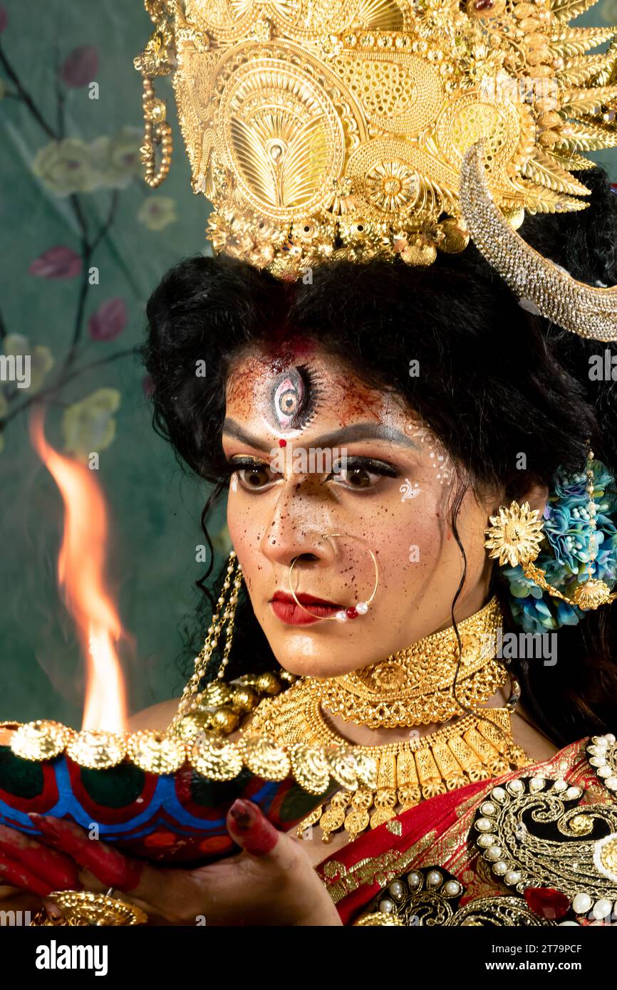 Portrait of beautiful Indian girl of Durga Idol Agomoni Concept Indoor ...