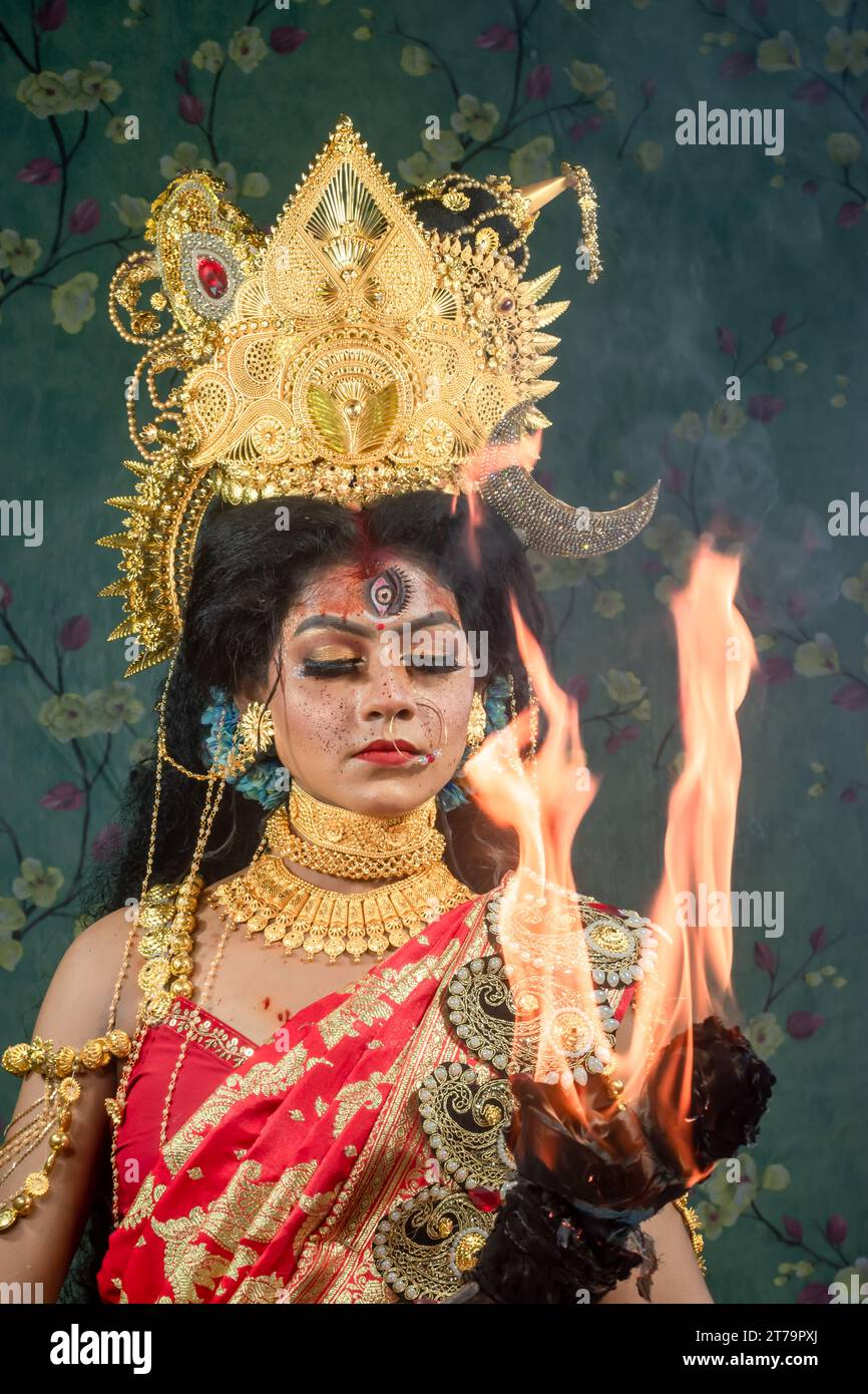 Portrait of beautiful Indian girl of Durga Idol Agomoni Concept Indoor ...