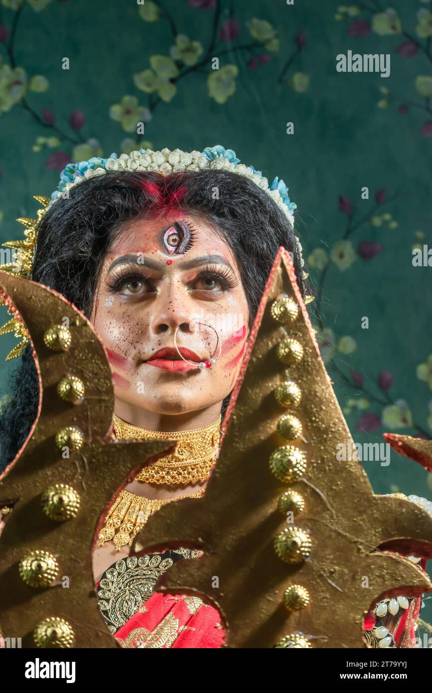 Portrait of beautiful Indian girl of Durga Idol Agomoni Concept Indoor ...