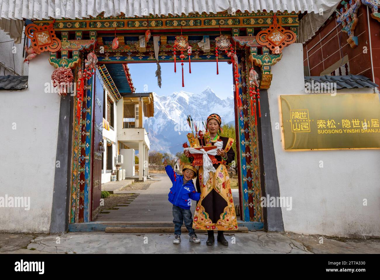 (231114) -- NYINGCHI, Nov. 14, 2023 (Xinhua) -- Lhagba Zhoima and her ...