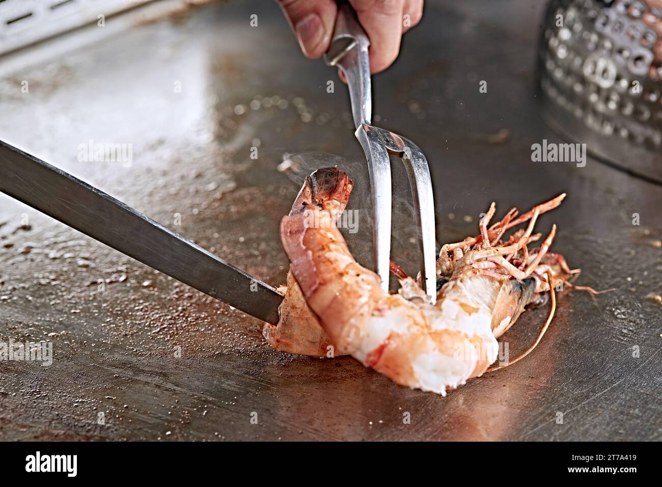 Teppanyaki， Cooking shrimp （prawn）on iron hot plate Stock Photo - Alamy