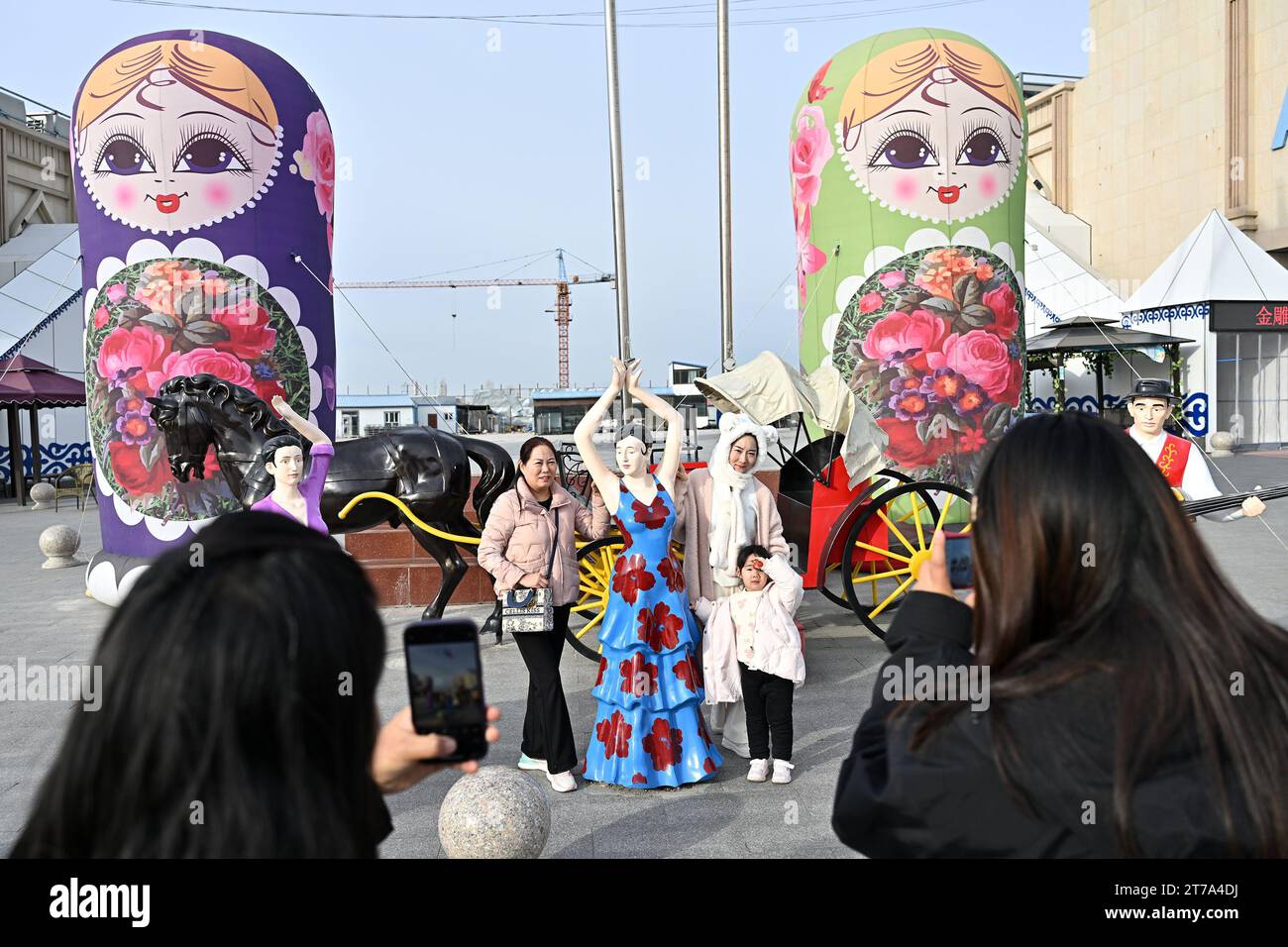 (231114) -- HORGOS, Nov. 14, 2023 (Xinhua) -- Visitors pose for a photo ...