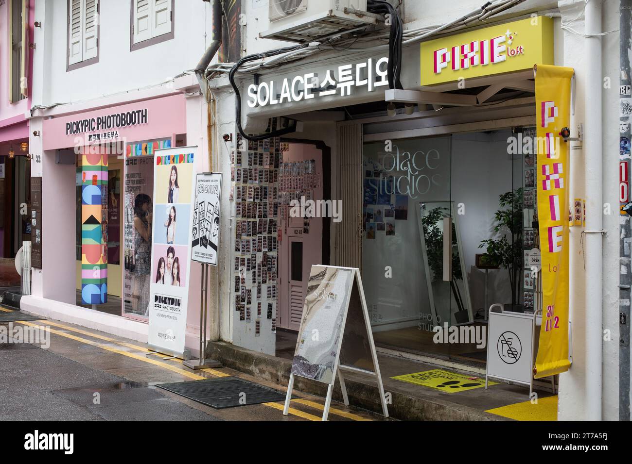 Clean view of a row of photo booth shops, the trend is becoming a very ... Clean view of a row of photo booth shops, the trend is becoming a very ...
