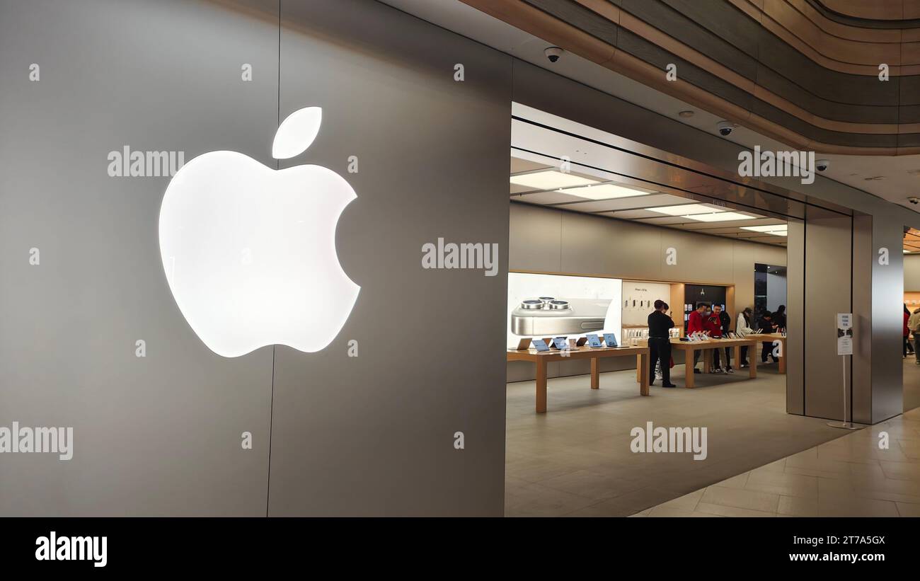 SHANGHAI, CHINA - NOVEMBER 12, 2023 - Customers experience iPhone15 at ...