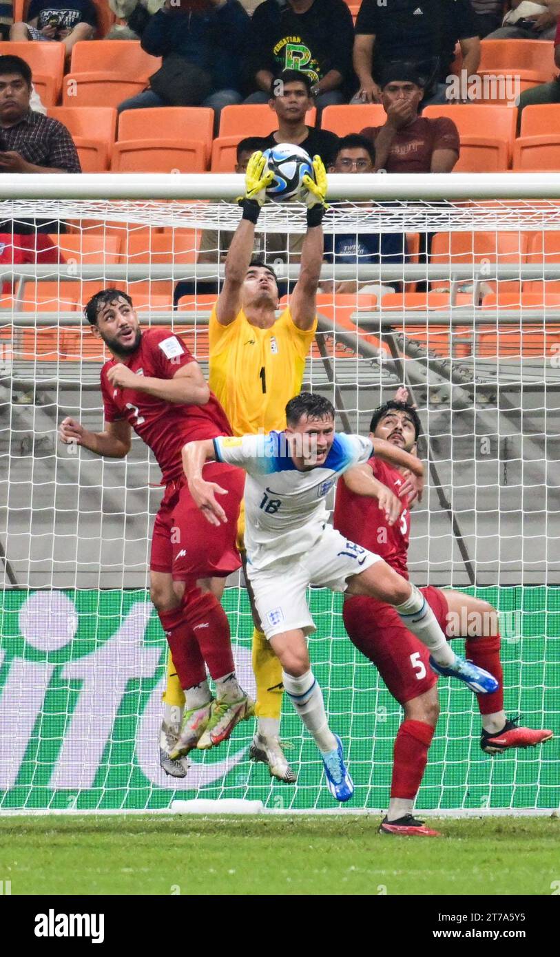 Jakarta, Indonesia. 14th Nov, 2023. Arsha Shakouri (Top) of Iran makes ...