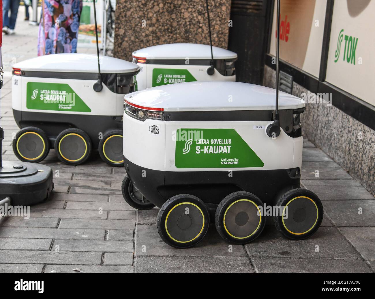 Autonomous delivery robots hi-res stock photography and images - Alamy