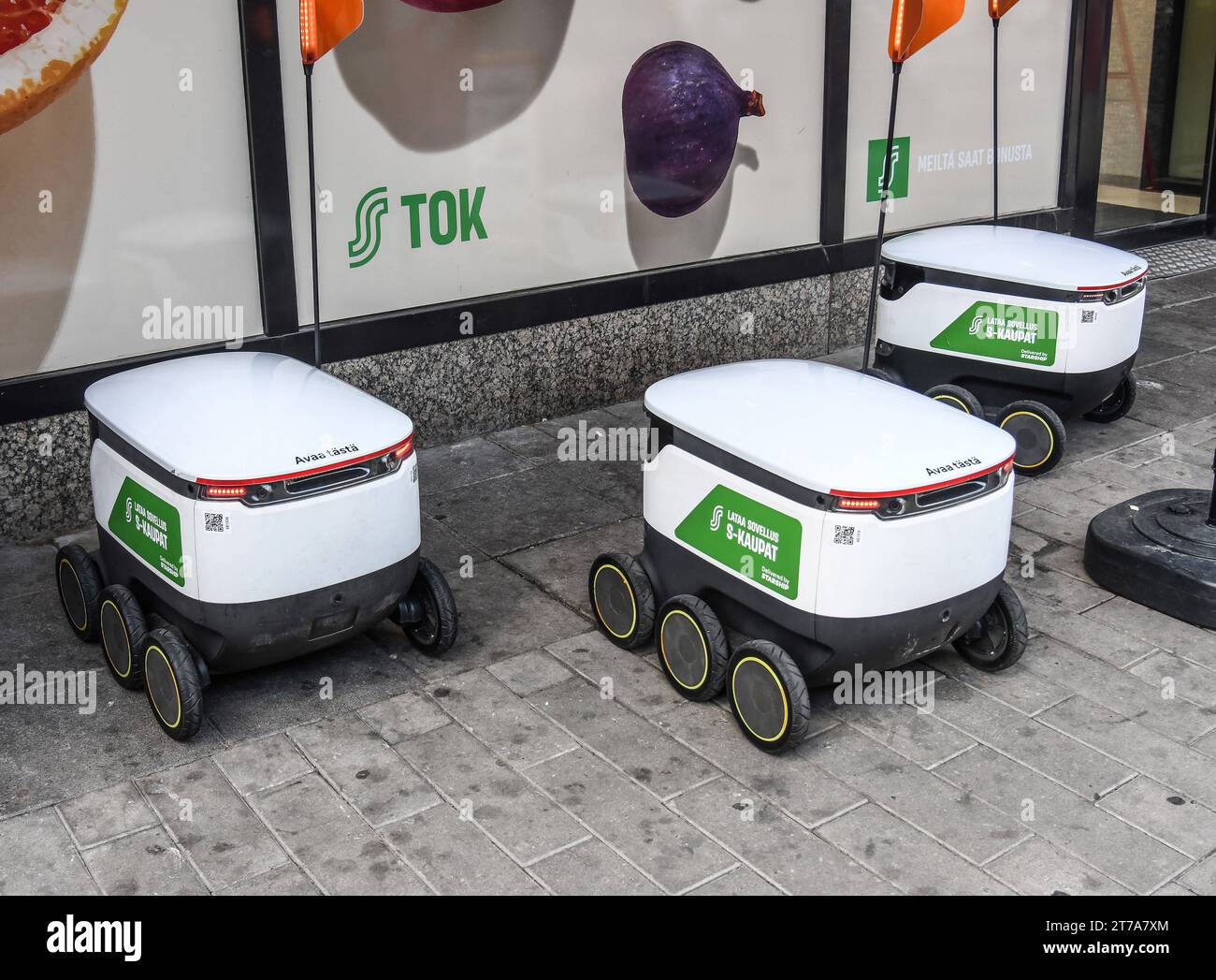 Autonomous delivery robots hi-res stock photography and images - Alamy