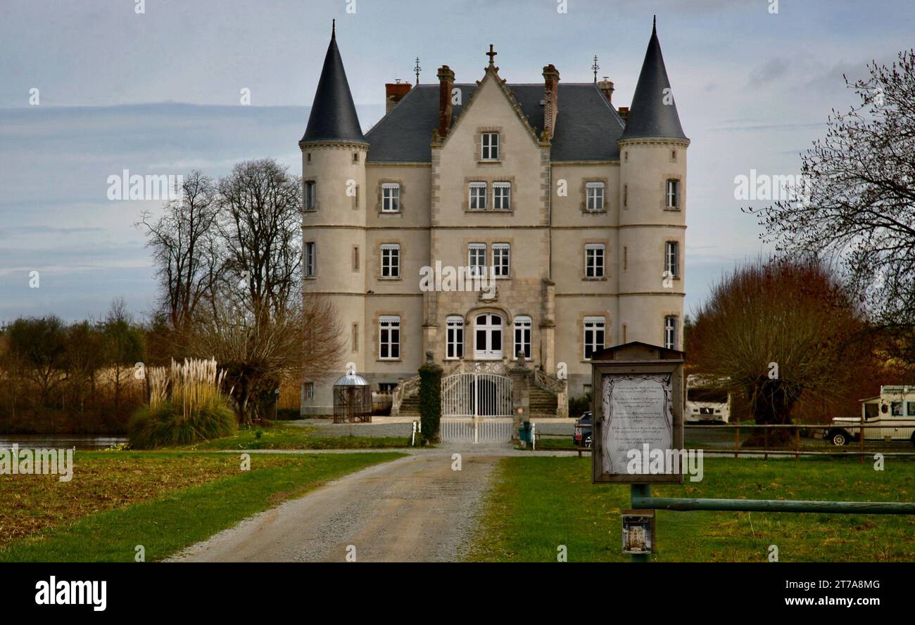 A magnificent chateau in the French countryside Stock Photo - Alamy