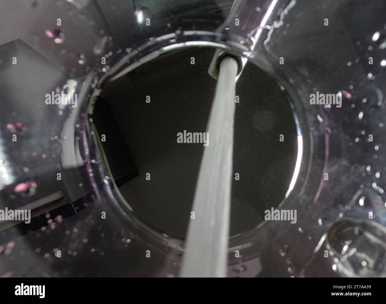 14 November 2023, Baden-Württemberg, Stuttgart: Drinking water flows ...