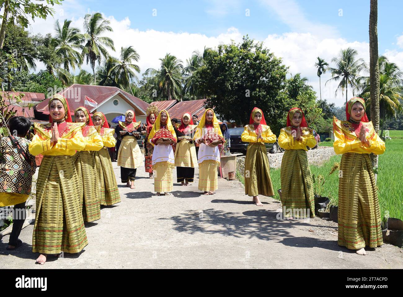 Ethnic dancer hi-res stock photography and images - Alamy