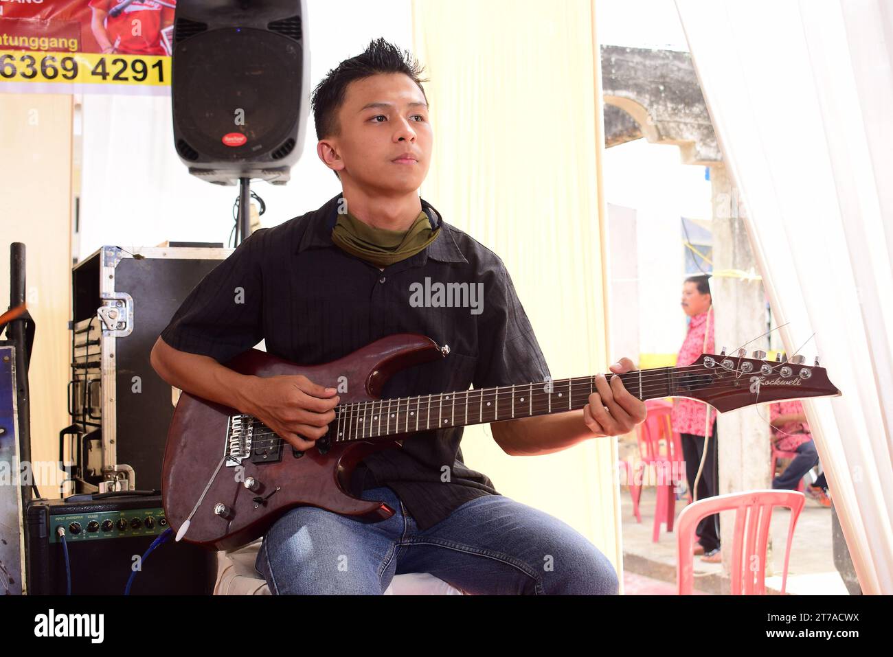 Punk rock guitarist playing electric hi-res stock photography and images - Alamy