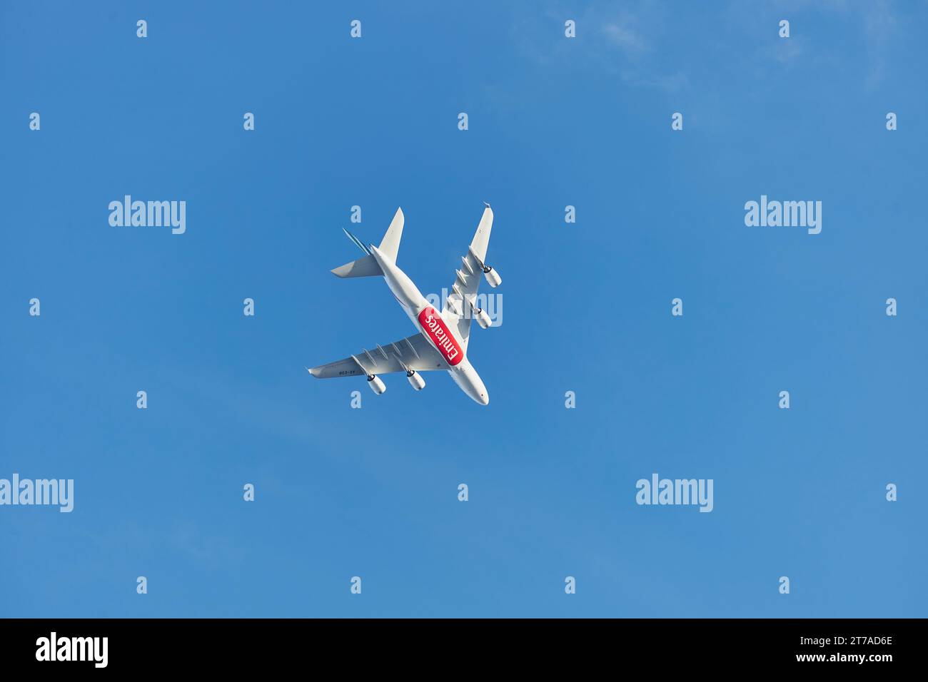 Emirates a380 altitude hi-res stock photography and images - Alamy