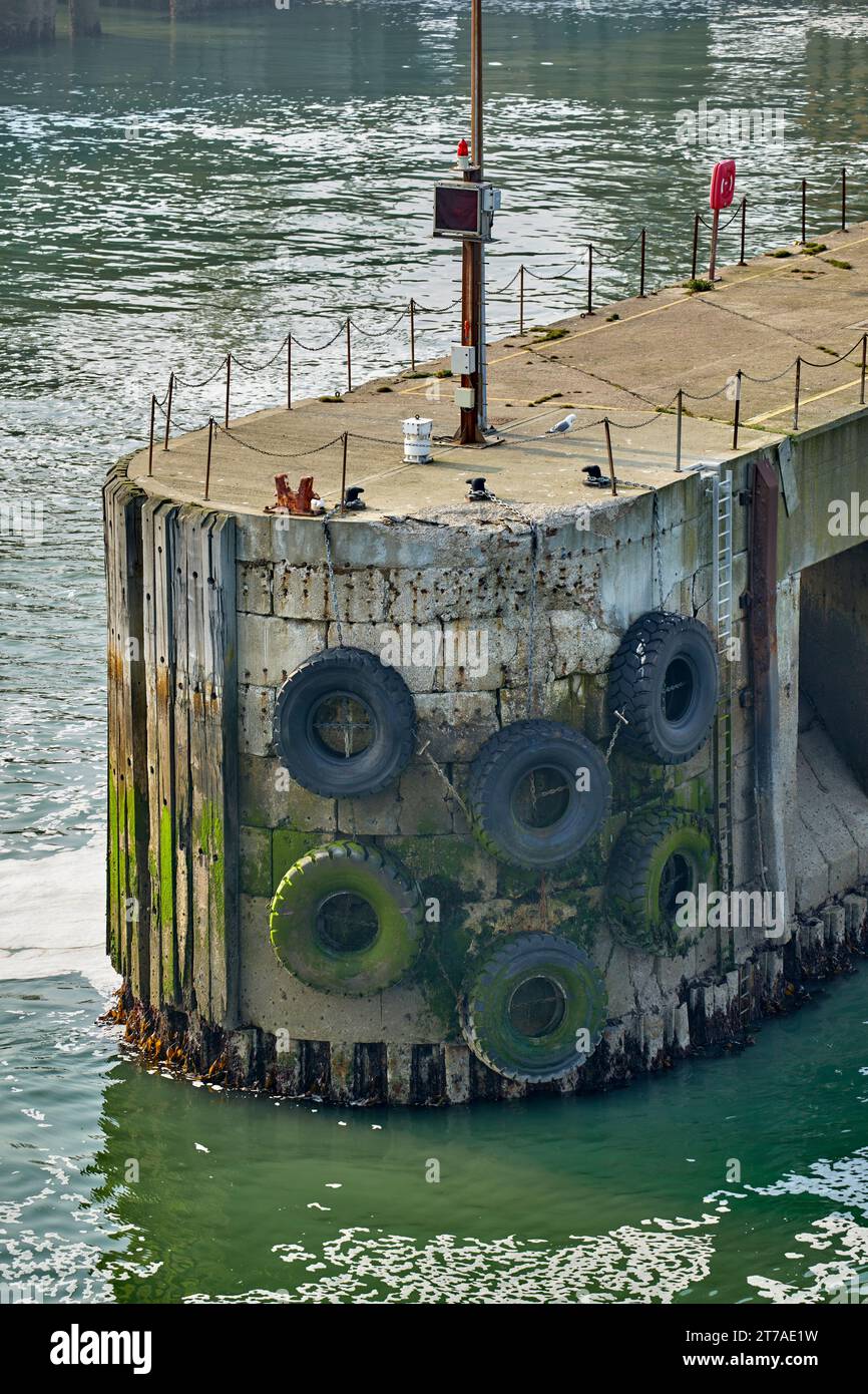 Dover harbour wall Stock Photo - Alamy