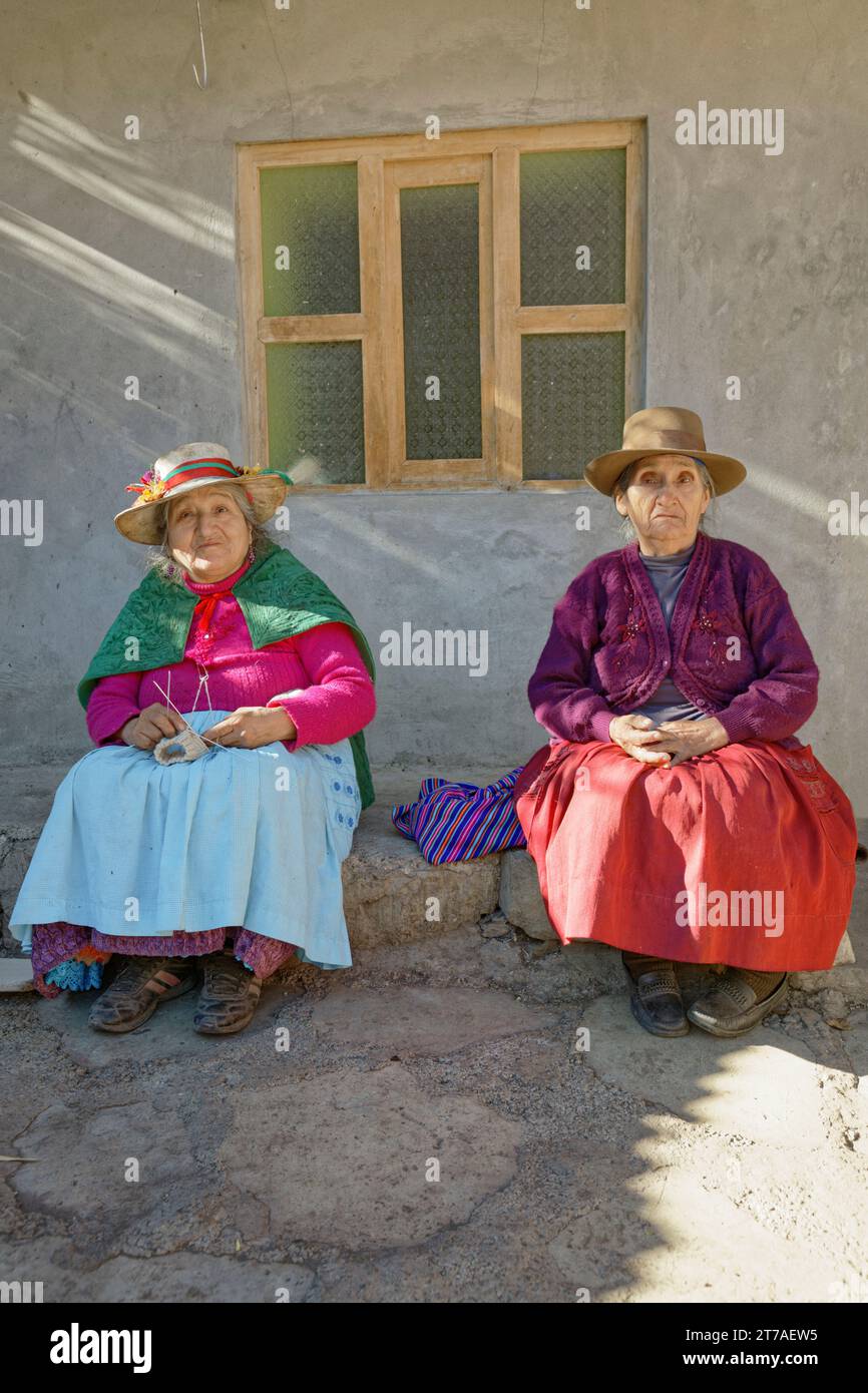 Quechua women hi-res stock photography and images - Alamy