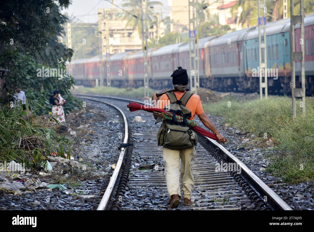 Guwahati, Guwahati, India. 14th Nov, 2023. A employee of Indian ...