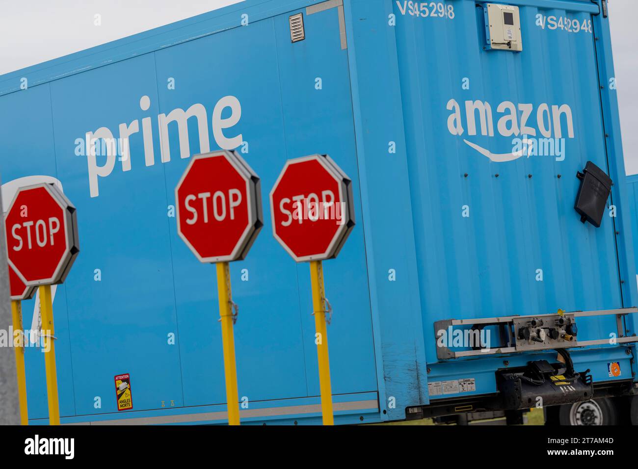 Erding, Germany. 14th Nov, 2023. Stop signs stand in front of an Amazon ...