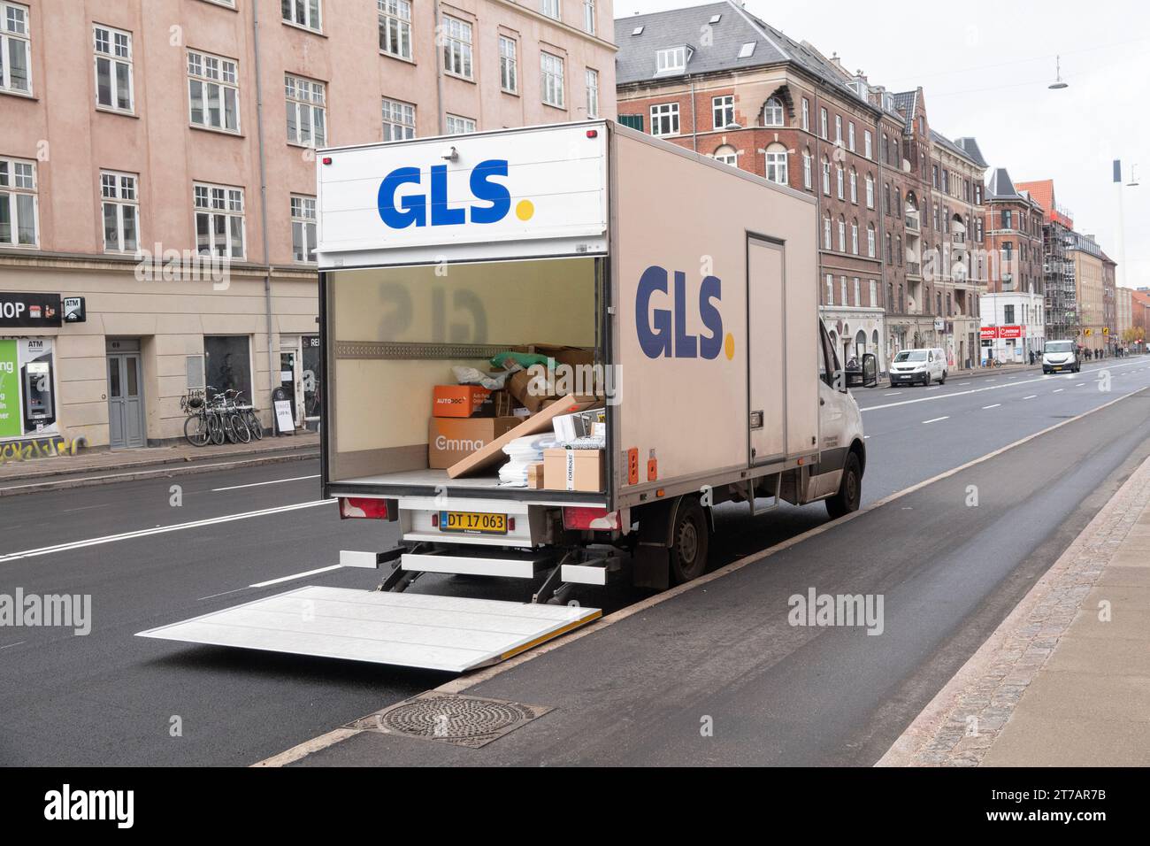 Gls delivery van hi-res stock photography and images - Alamy