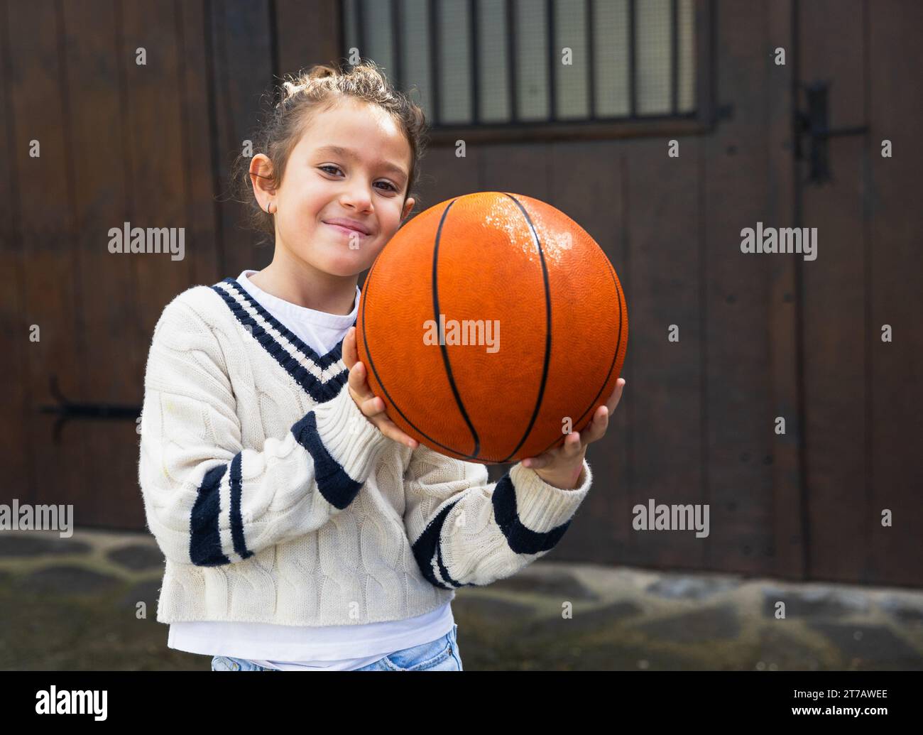 Kids playing basketball street hi-res stock photography and images - Alamy