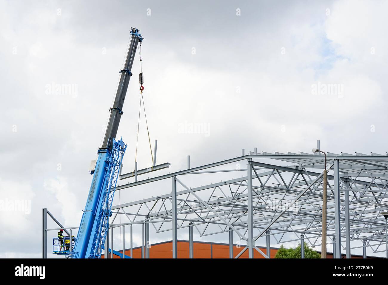 Large volume steel frame structure assembly using telescopic boom crane ...