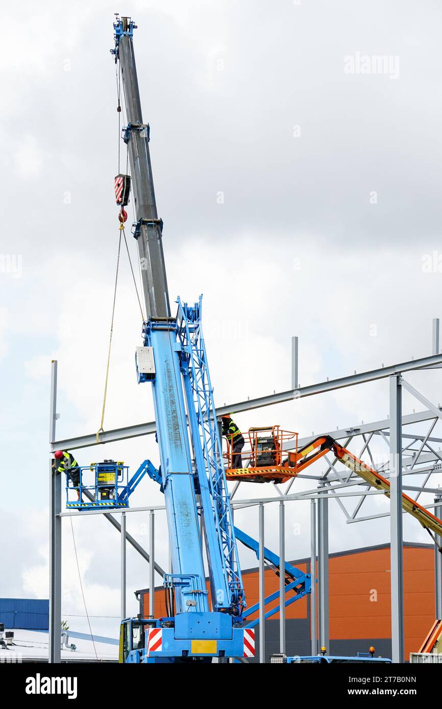 Large volume steel frame structure assembly using telescopic boom crane ...