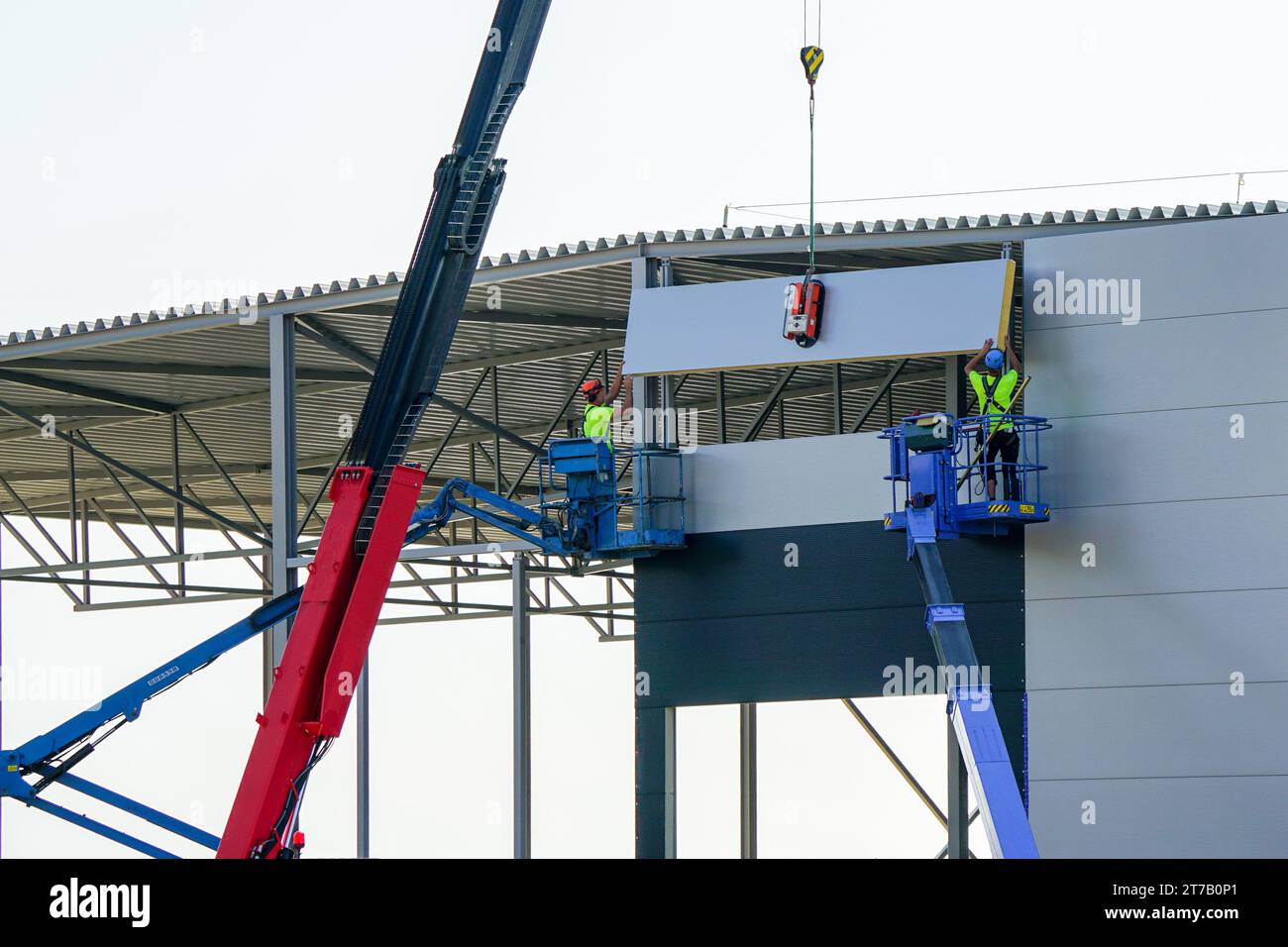 Sandwich panels wall assembly using telescopic boom crane and two self ...