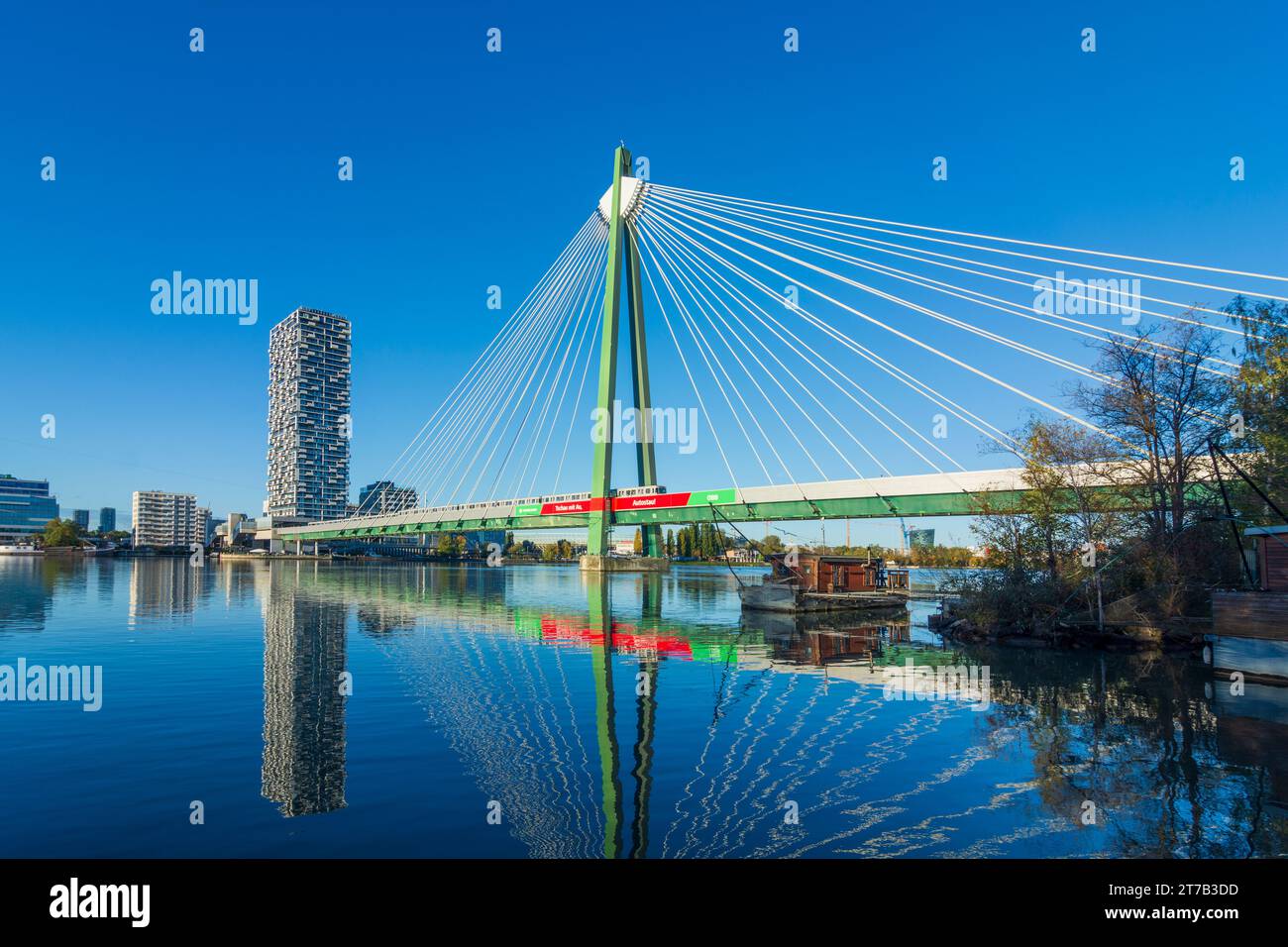 Vienna: river Donau (Danube), bridge Donaustadtbrücke of subway U2 ...