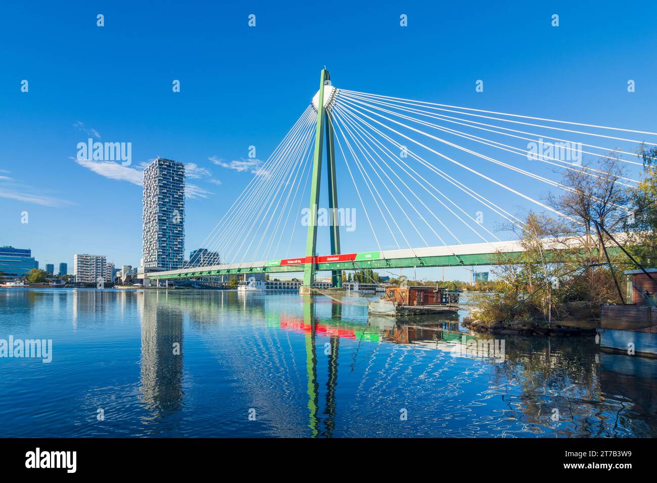Vienna: river Donau (Danube), bridge Donaustadtbrücke of subway U2 ...