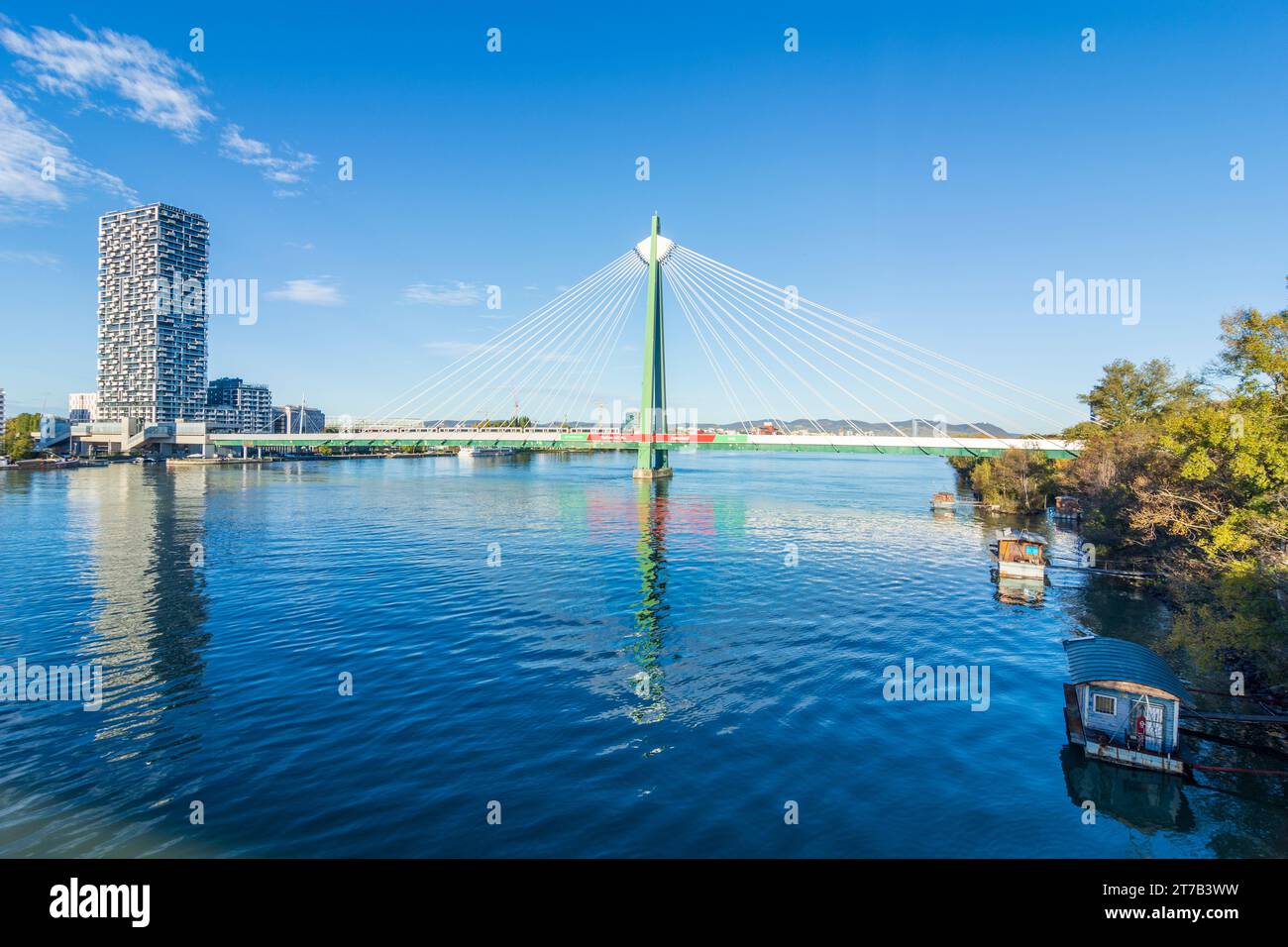 Vienna: river Donau (Danube), bridge Donaustadtbrücke of subway U2 ...