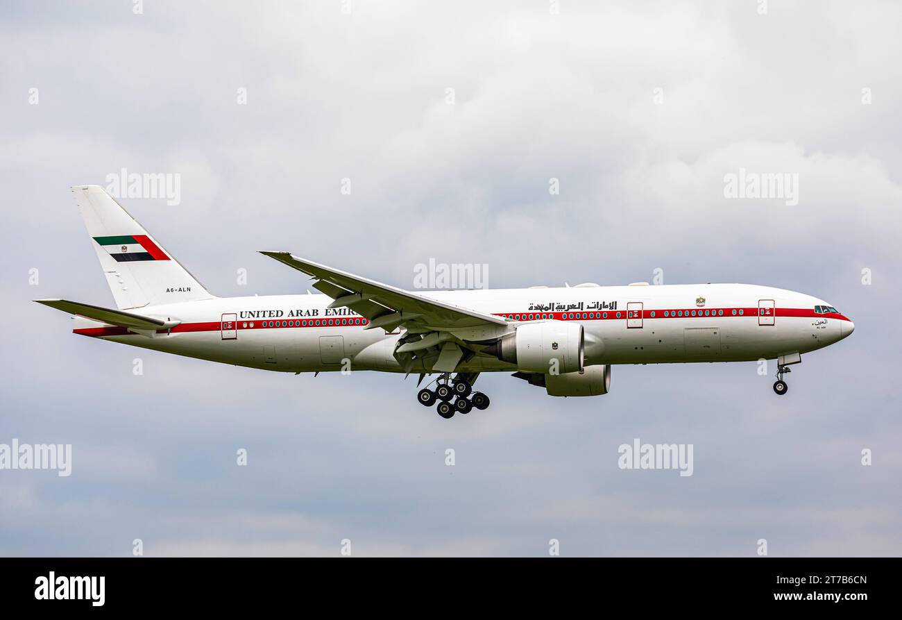 Abu Dhabi Amiri Flight Eine Boeing 777-2ANER von Abu Dhabi Amiri Flight ...