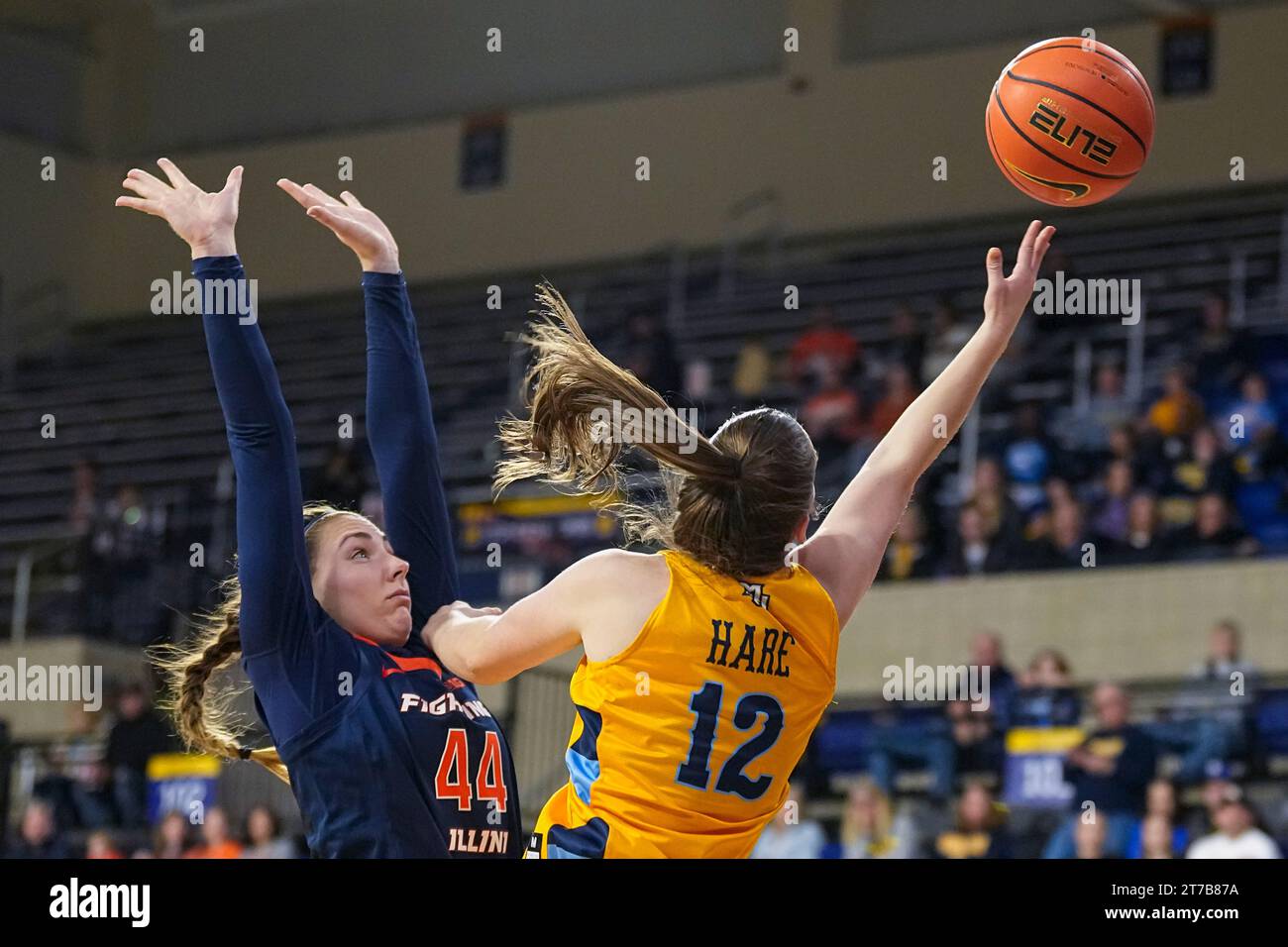Marquette's Mackenzie Hare (12) shoots against Illinois' Kendall Bostic ...