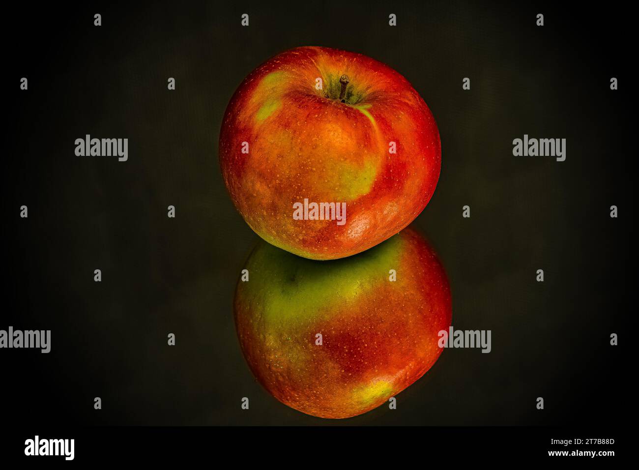 Red apple. Reflection of apple. Black background Stock Photo - Alamy
