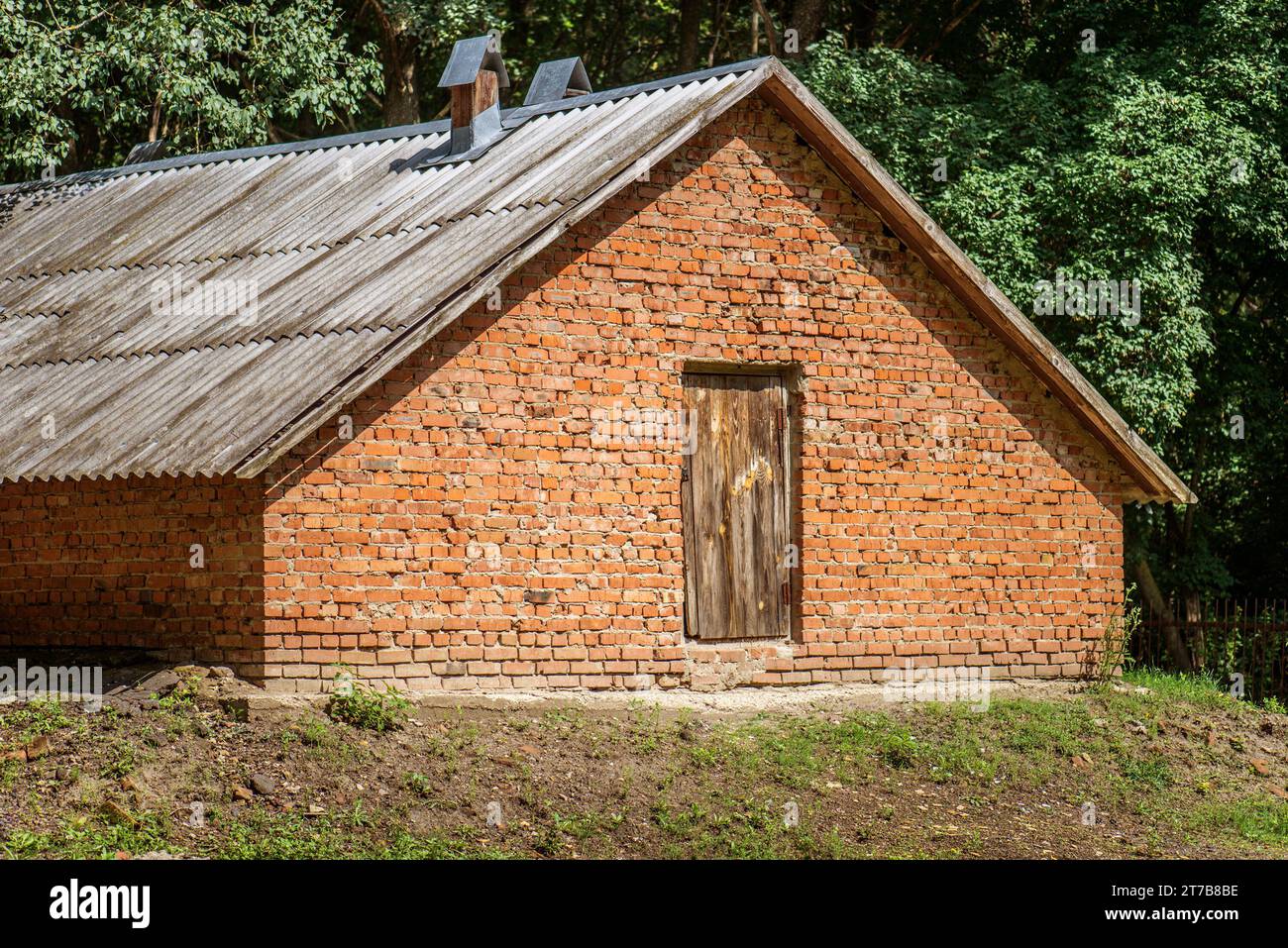 Old red brick barn hi-res stock photography and images - Alamy