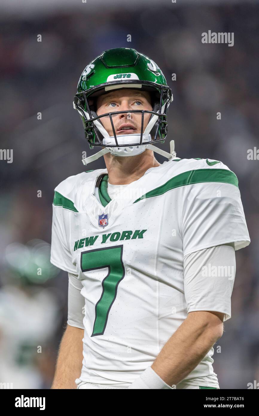New York Jets quarterback Tim Boyle (7) warms up before playing against ...