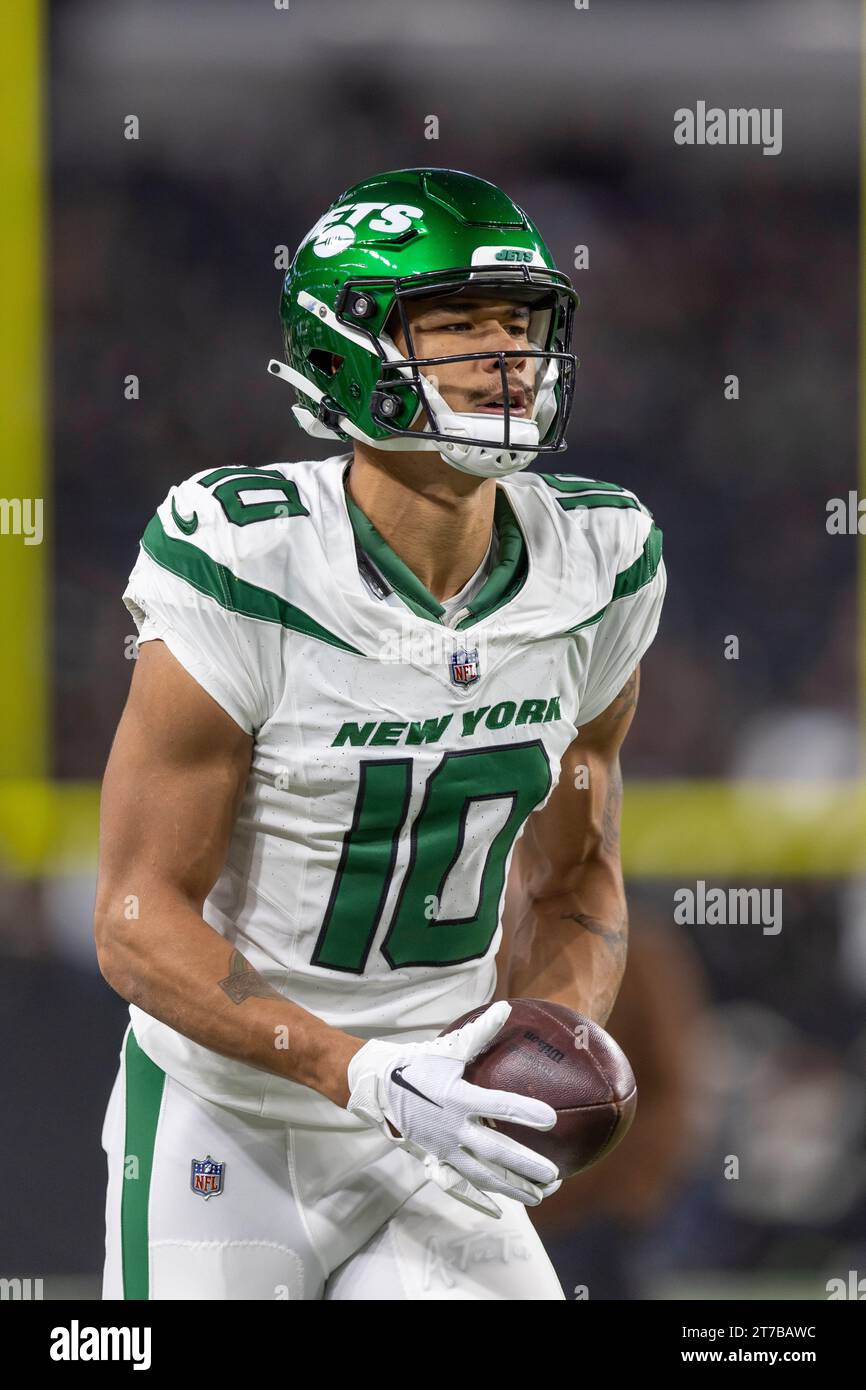 New York Jets wide receiver Allen Lazard (10) warms up before playing ...