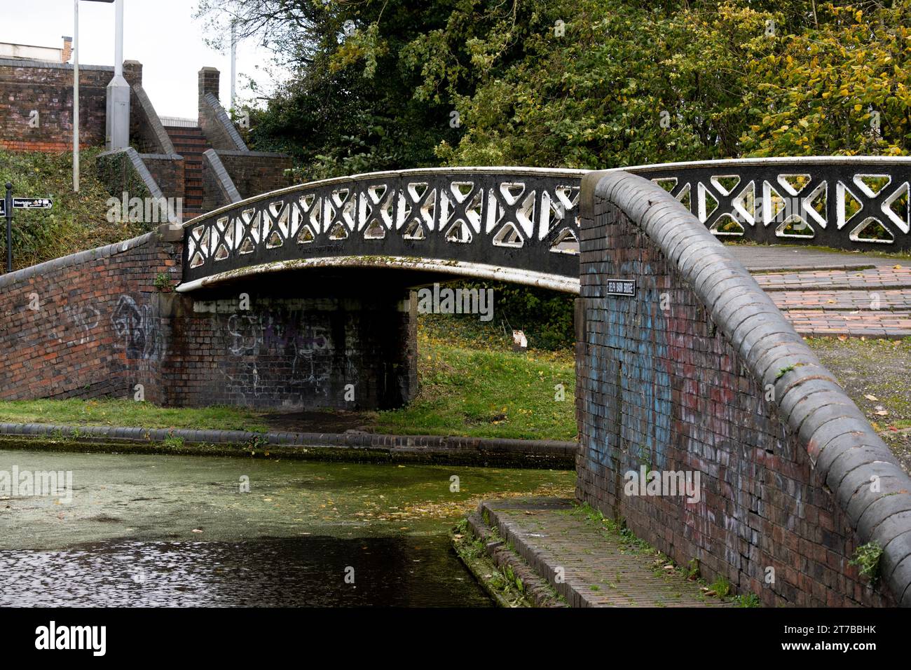Delph Basin Bridge, Dudley No.1 Canal, Brierley Hill, West Midlands ...