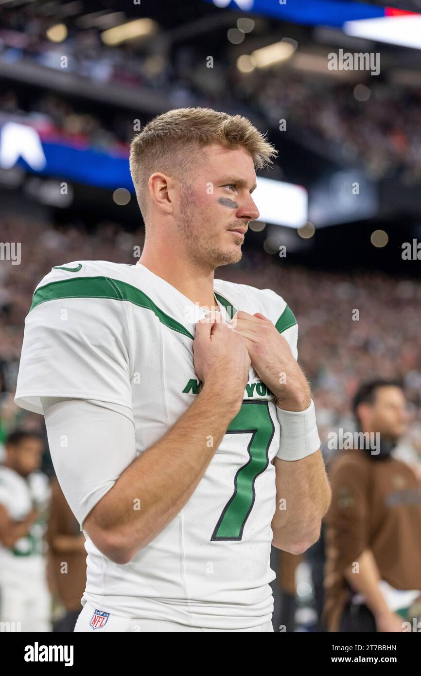 New York Jets quarterback Tim Boyle (7) stands for the National Anthem ...