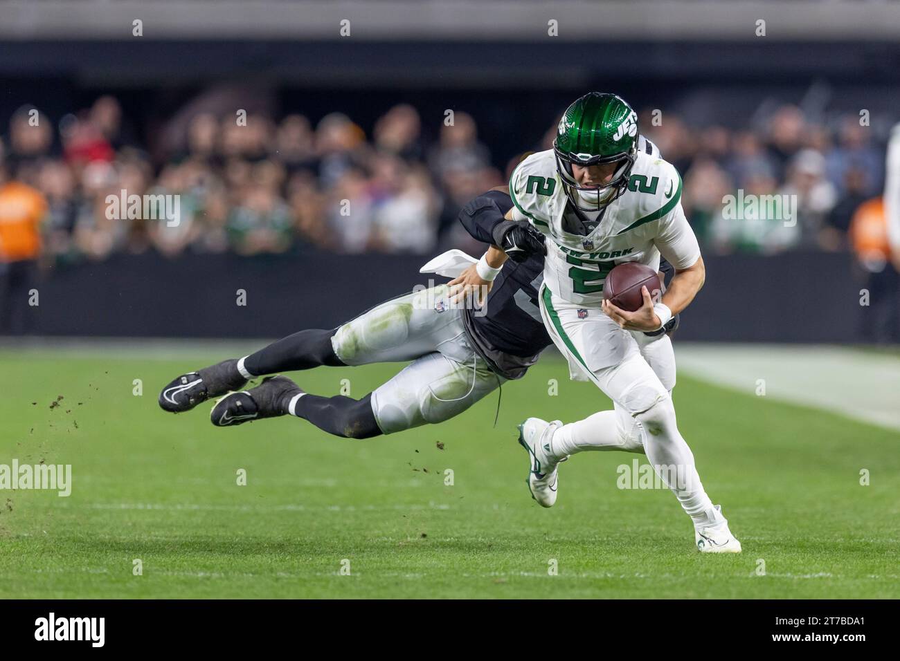 Las Vegas Raiders linebacker Divine Deablo (5) tackles New York Jets ...