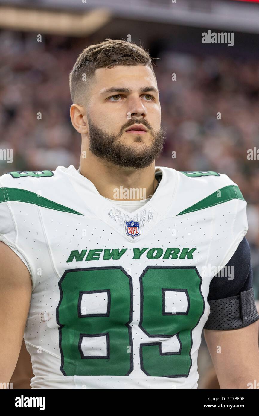 New York Jets tight end Jeremy Ruckert (89) stands for the National ...