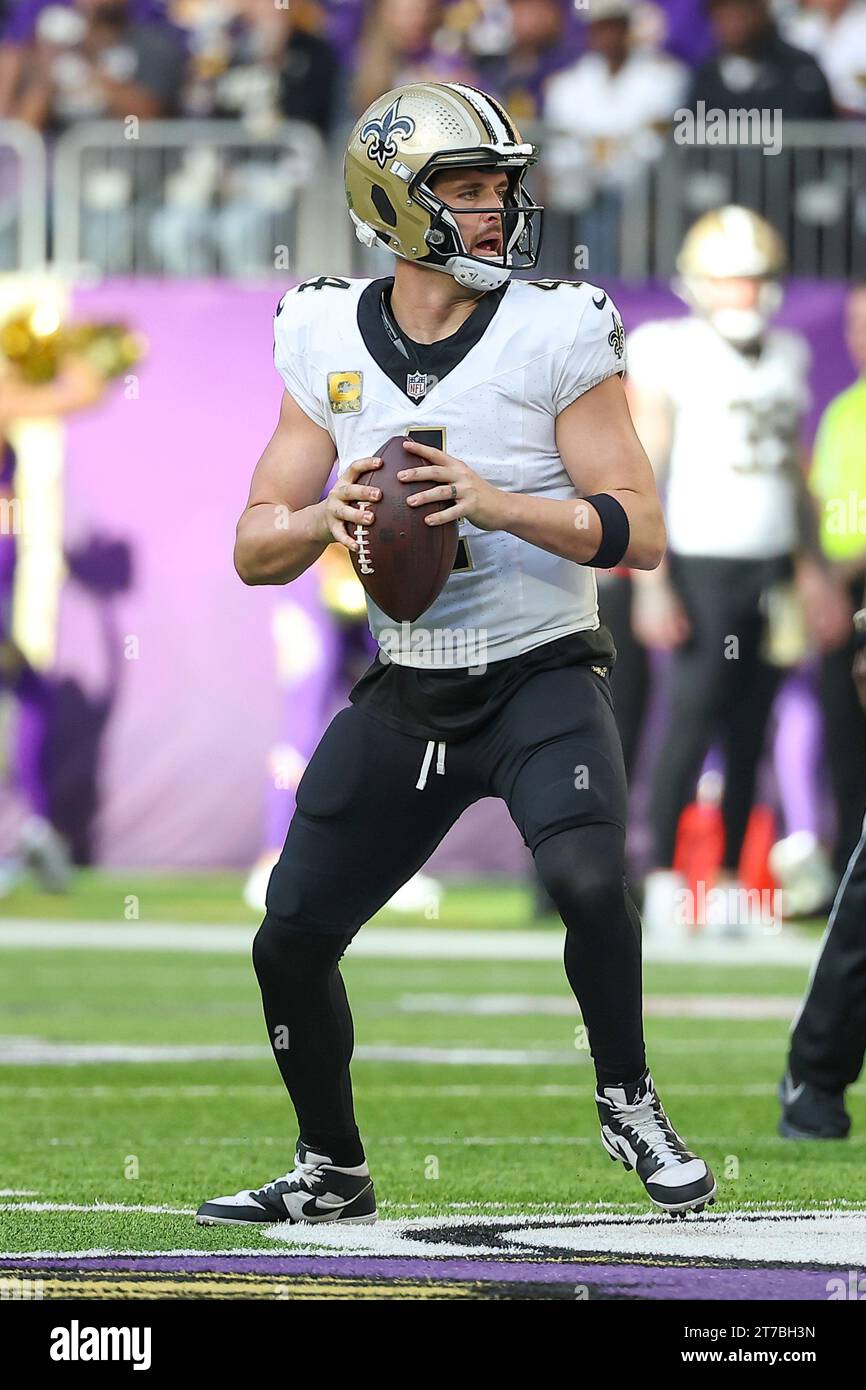 New Orleans Saints quarterback Derek Carr (4) looks to pass during the ...