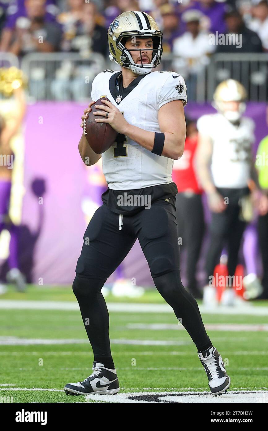 New Orleans Saints quarterback Derek Carr (4) looks to pass during the ...