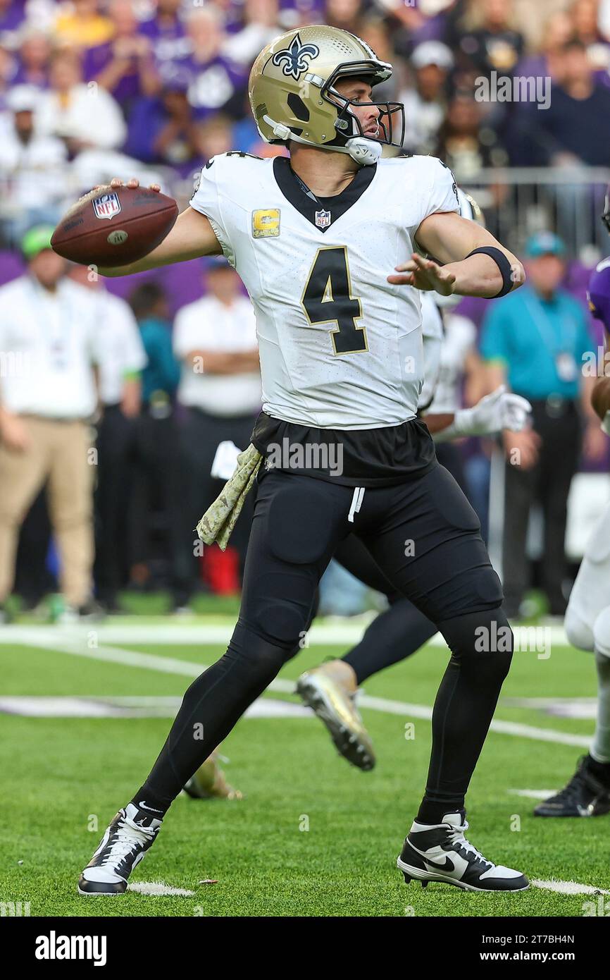 New Orleans Saints quarterback Derek Carr (4) looks to pass during the ...