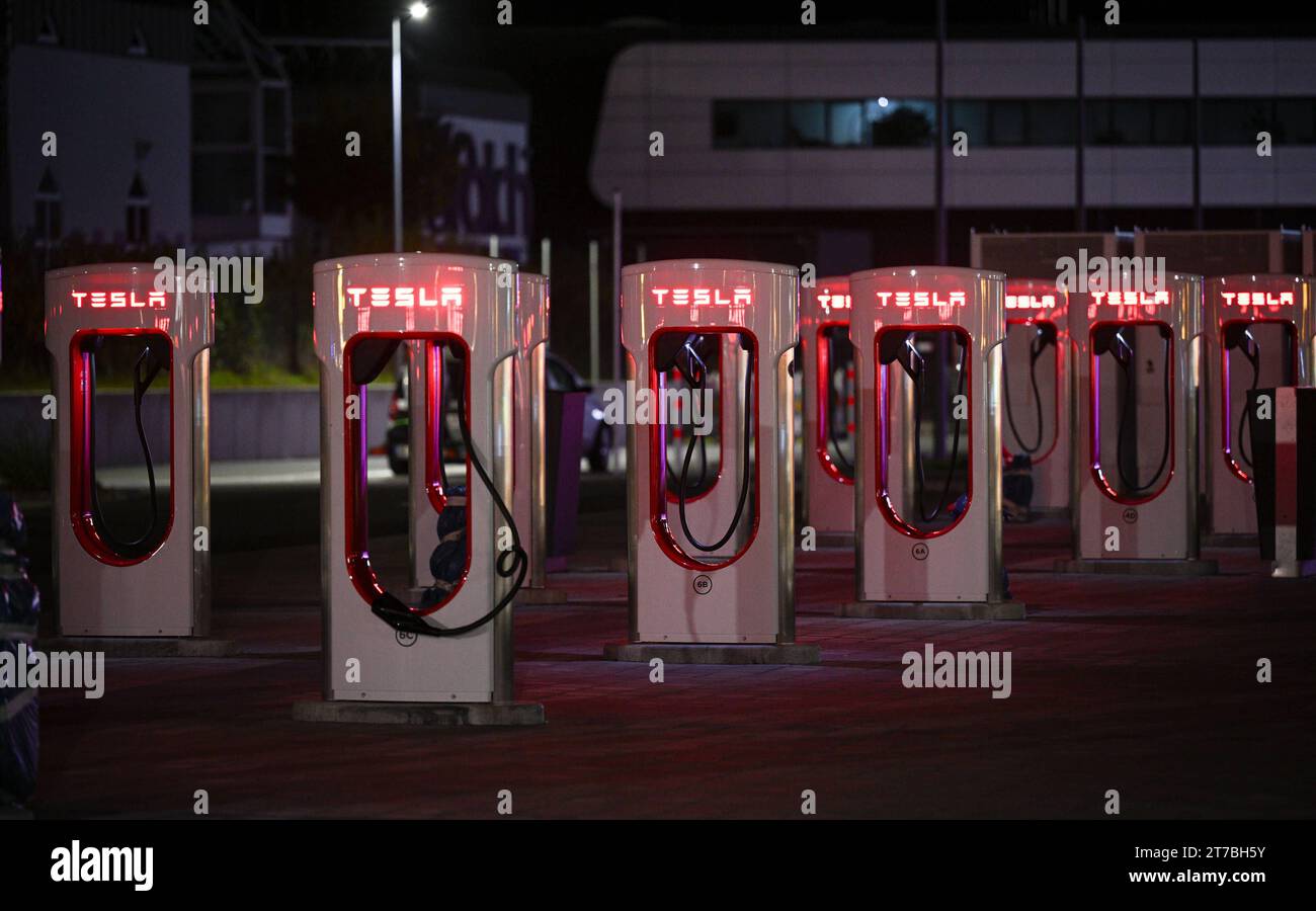 Merklingen Kreis Ulm 11.11.2023 Tesla Supercharger, Ladestation an der ...