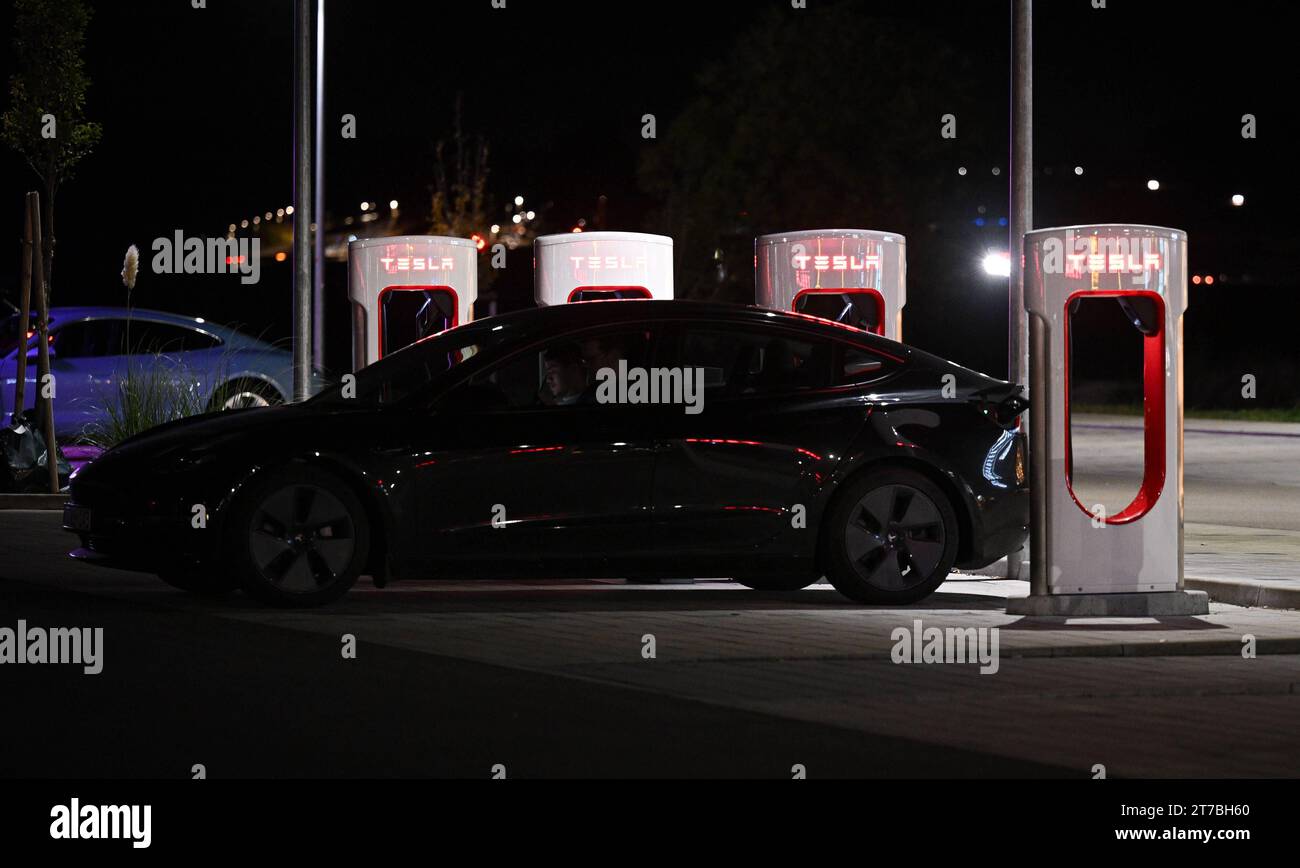Merklingen Kreis Ulm 11.11.2023 Tesla an einem Supercharger ...