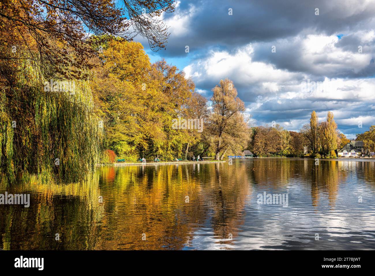 Golden autumn view in famous Munich relax place - Englischer Garten ...