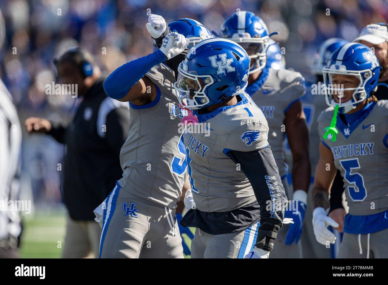 Kentucky running back Ray Davis (1) and wide receiver Tayvion Robinson ...