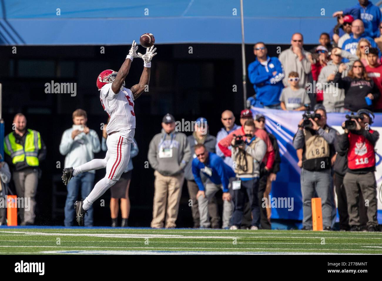Alabama running back Roydell Williams (5) goes up for a catch during ...