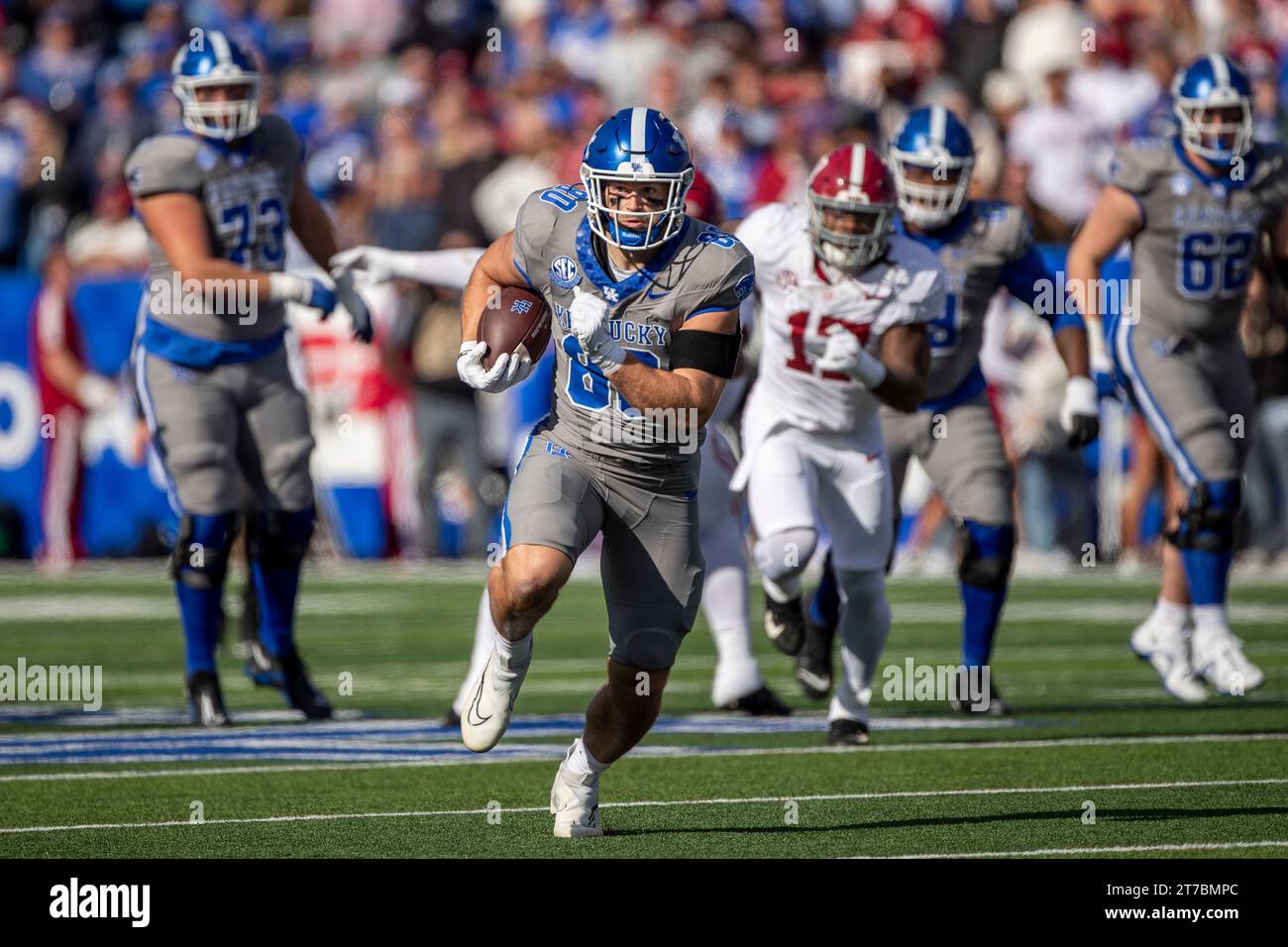 Kentucky tight end Brenden Bates (80) runs after the catch during the ...